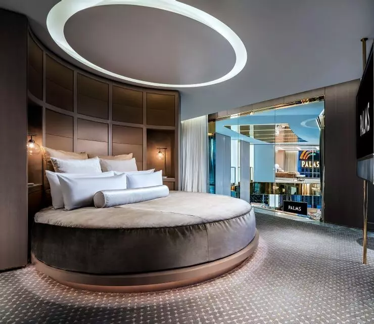 Двострашен апартман во хотелот Палмс, Лас Вегас. Цената од една ноќ тука е 40 илјади долари (2,9 милиони рубли).