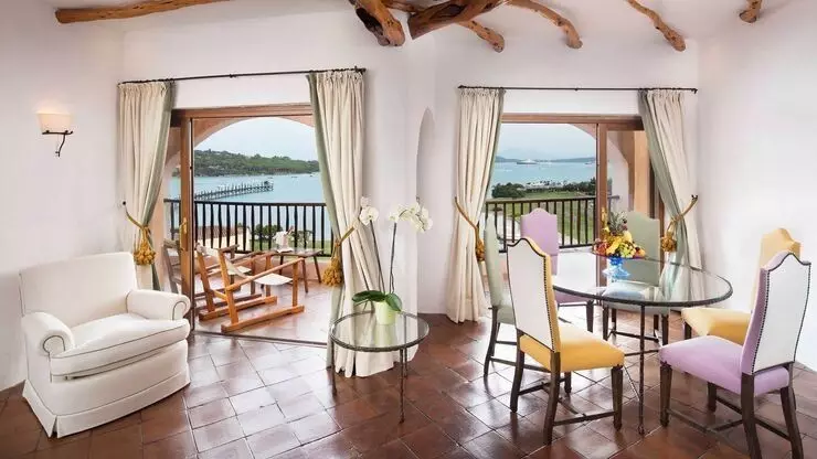 Suite Penthouse, Hotel Cala di Volpe, Sardinien. Der Preis für eine Nacht beträgt 41 Tausend Dollar oder 3 Millionen Rubel.