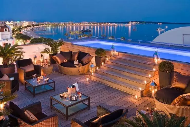 Penthouse, Óstán Grand Hyatt Cannes, Cannes. Is é an praghas in aghaidh na hoíche ná 53,000 dollar (3.9 milliún rúbal).