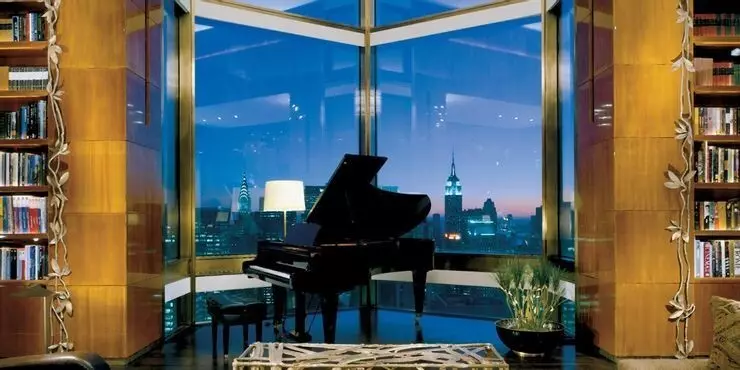 Пентхаус Теј Ворнер, хотел четири сезона, Њујорк. Цената на една ноќ тука е 50 илјади долари или 3,6 милиони рубли.