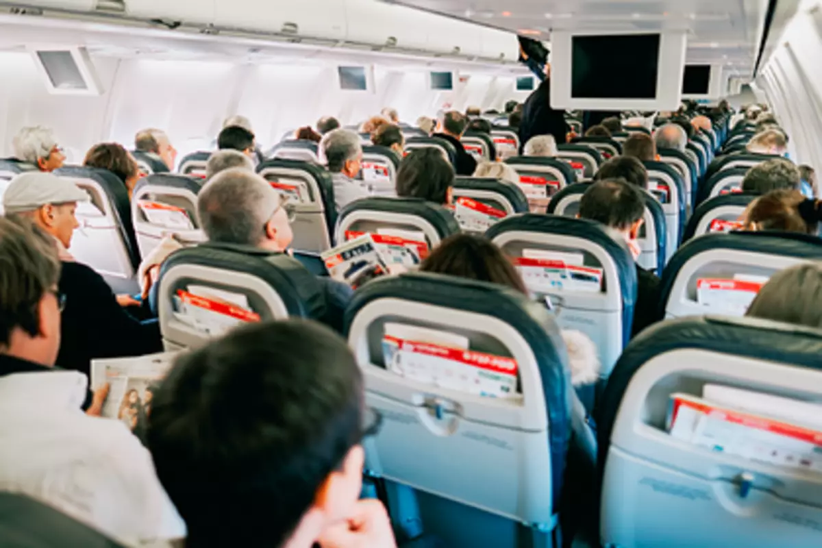 Offenbaren die Vorteile von Orten in der Nähe des Fensters an Bord des Flugzeugs