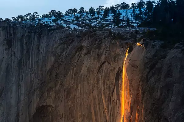 Wasserfall, der sich in einen "Feuer" -Bestrasse verwandelt