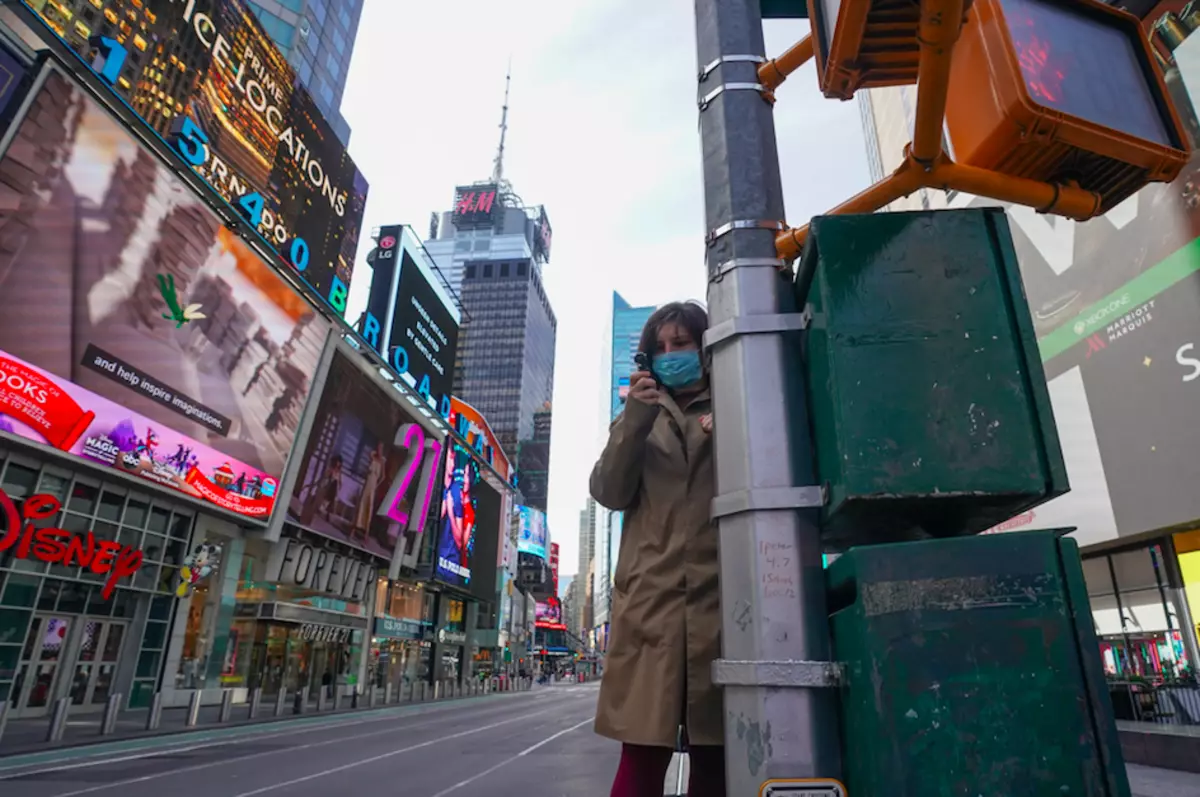 "NASI - Cutubyo ku dhejinaya maaskaro": dooxooyinka ayaa ka duulay New York waxayna u sheegeen wax ku saabsan masiibada ee Mareykanka