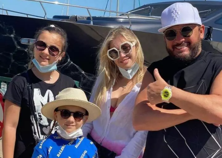 Un dos cantantes rusos máis populares, Stas Mikhailov, coa súa esposa e os seus fillos non se rexeitou en descanso en Mónaco, senón que tampouco esquecera das máscaras.