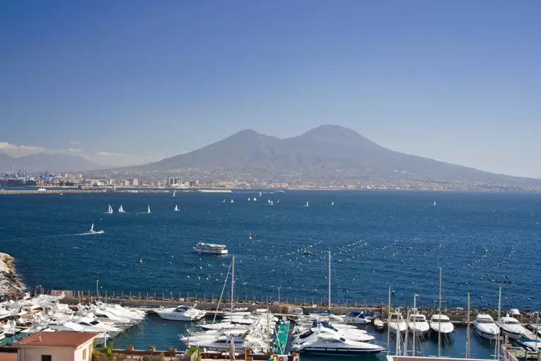 Nappa Na-ahụ Maka Port Port, Naples, Italy, Europe