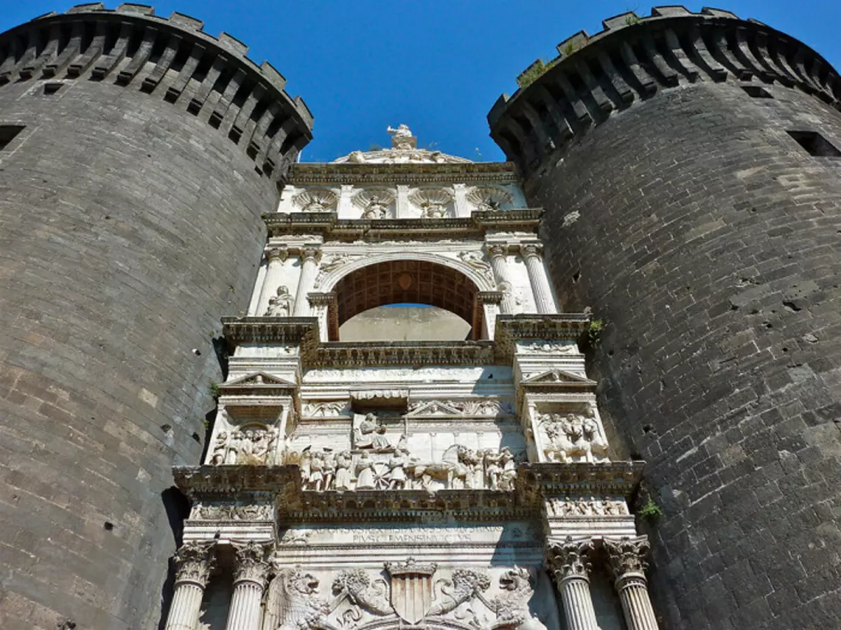 Castle Castel Nuovo, Naples, Italiya, Turai