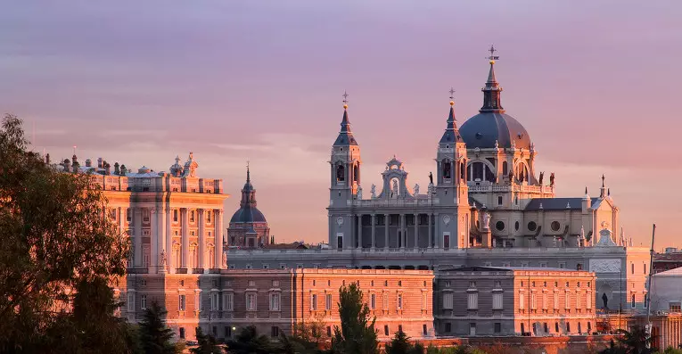 Cathedral ya Saint Bikira Mary de la Almudena, Madrid, Hispania, Ulaya