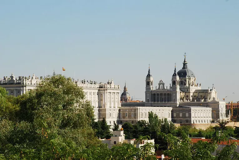 Skats uz Karalisko katedrāli Almudena, Madride, Spānija, Eiropa