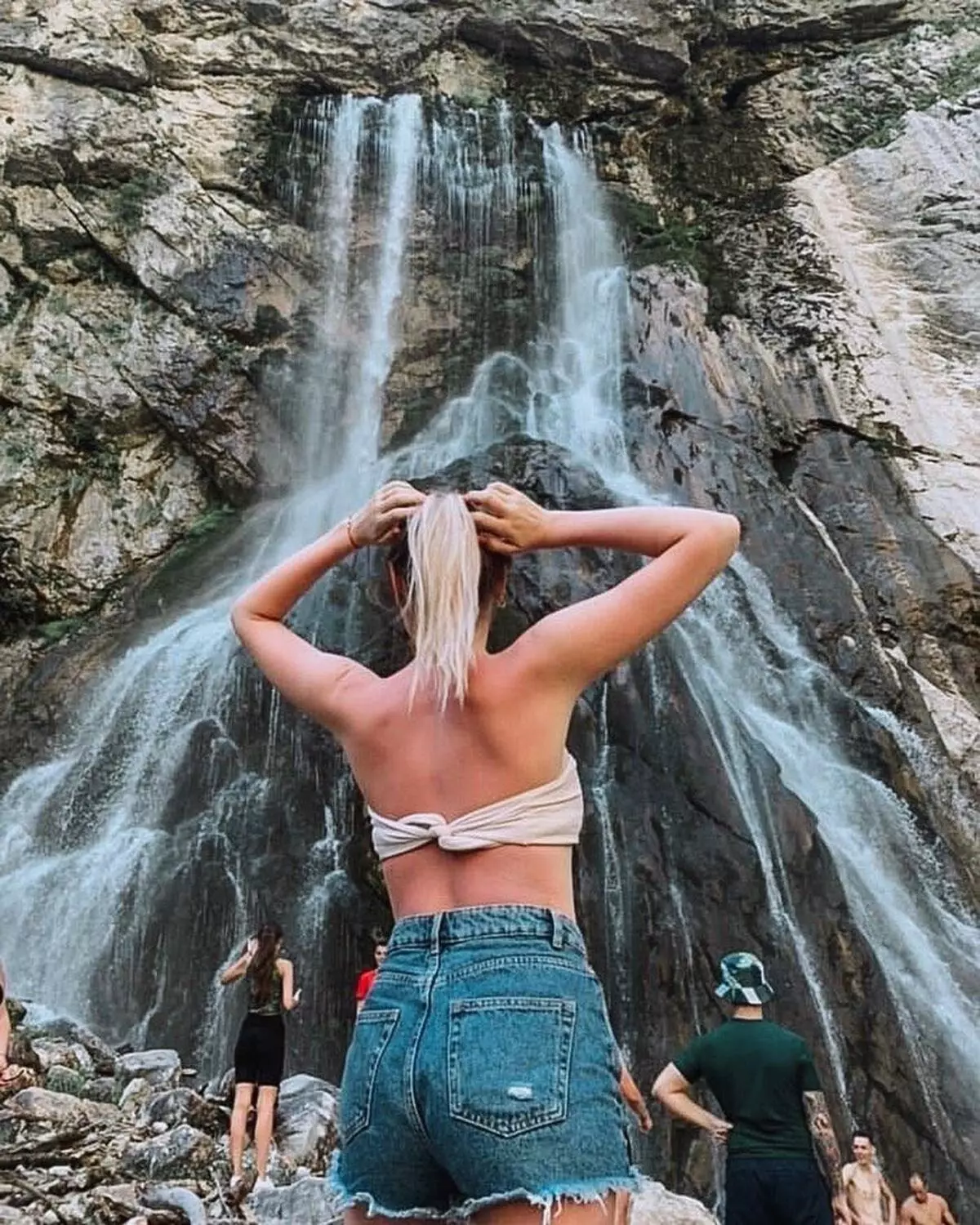 在着名的GEGIAN瀑布的背景上制作一张没有人的照片极为困难。