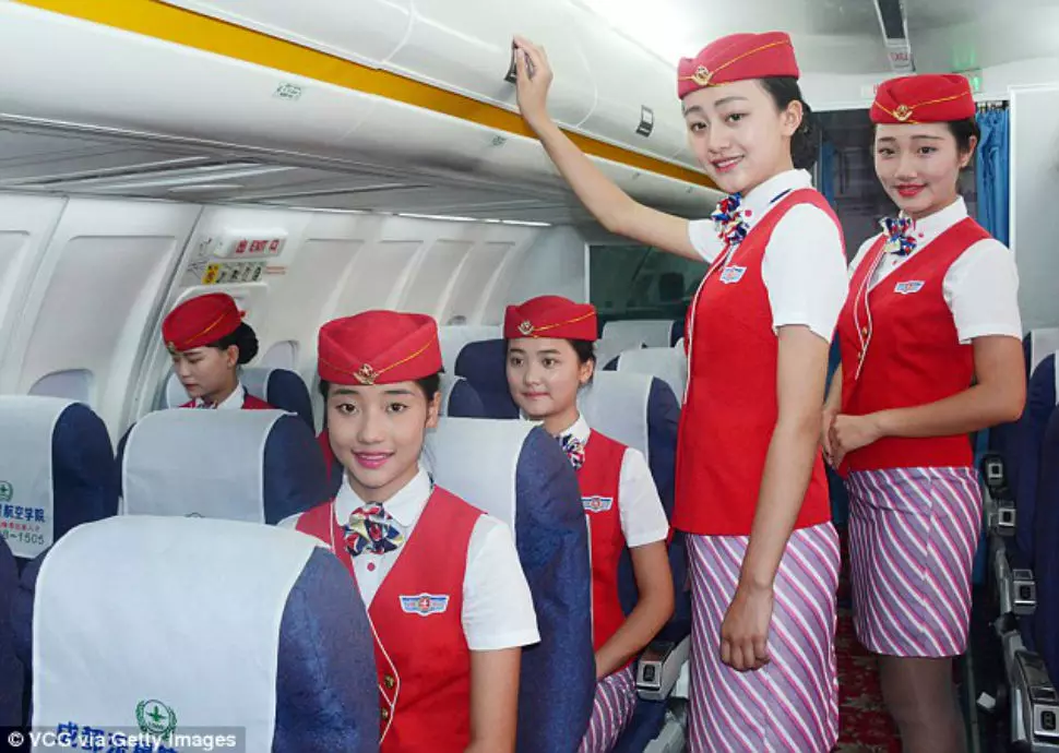Aquestes noies van ser seleccionades específicament per passar una preparació especial i es converteixen en persones responsables de la seguretat a l'aire. I, per descomptat, el grup està entrenat per servir als passatgers.