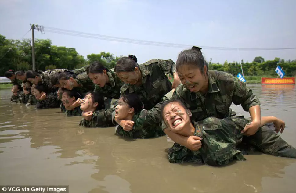 Таквата речиси воена обука треба да им помогне на кревките жени да се справат со итни ситуации кои произлегуваат од воздухопловот.