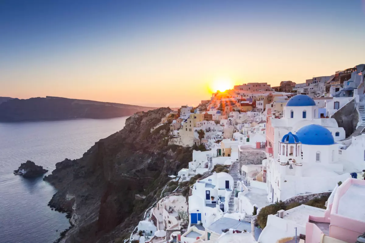 Интернет Santorini грекше аралдарынан суреттерді жағып түсіреді. Бұл қала жеке өмірге, еркіндік пен үндемеуге көмектеседі.