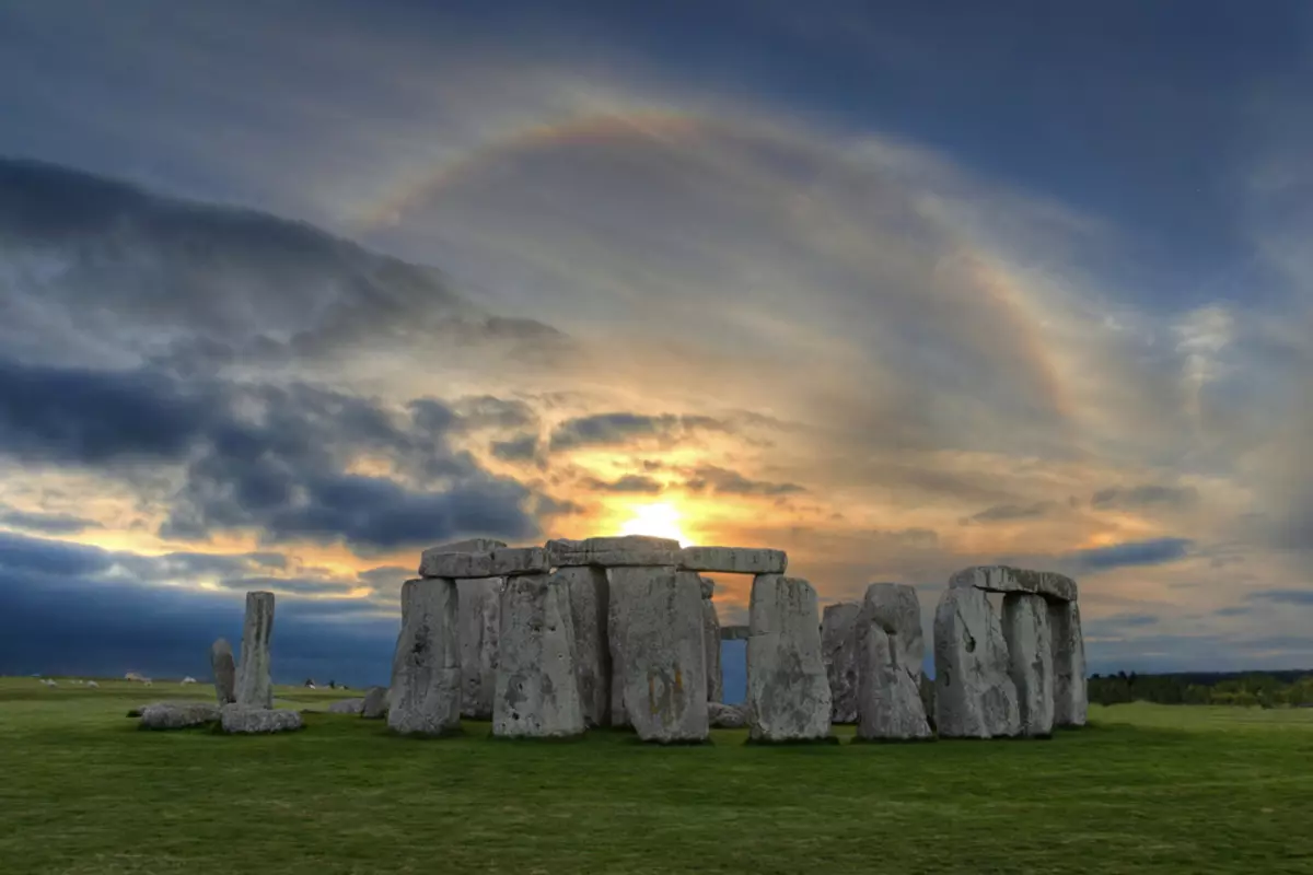 Kuuluisa Stonehenge Englannissa näyttää olevan erinomainen etäisyys sivilisaatiosta.