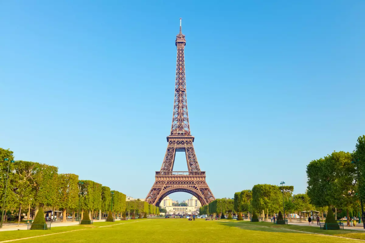 파리에 에펠 탑입니다. 평생의 인상을 위해 세계 여러 나라의 관광객들이 여기에 왔습니다. 많은 사람들 이이 건물의 아름다움을보고 싶어합니다.