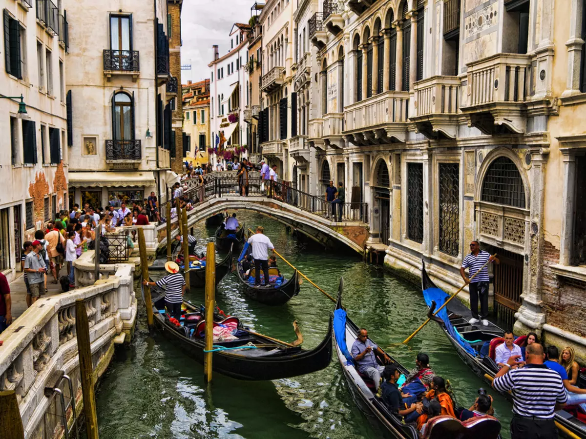 Zdá se, že lidé byli mnohem méně. Zástrčky na vodě jsou rozhodně o Benátkách.