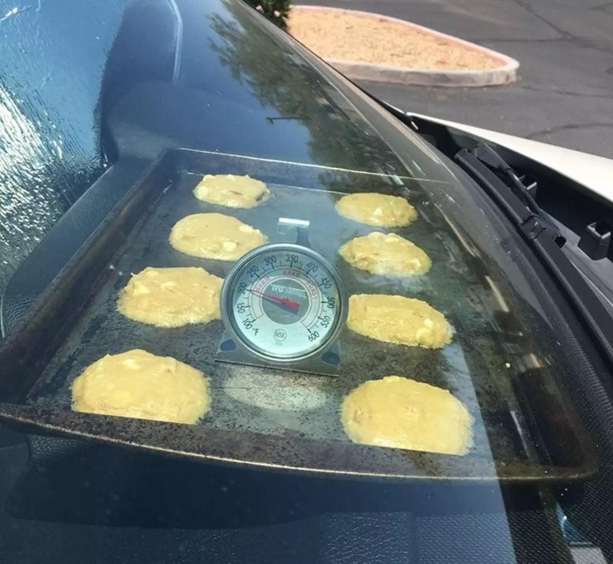A Scotetsel, een huet d'Hëtzt an gebackte Cookien am Auto gemaach.