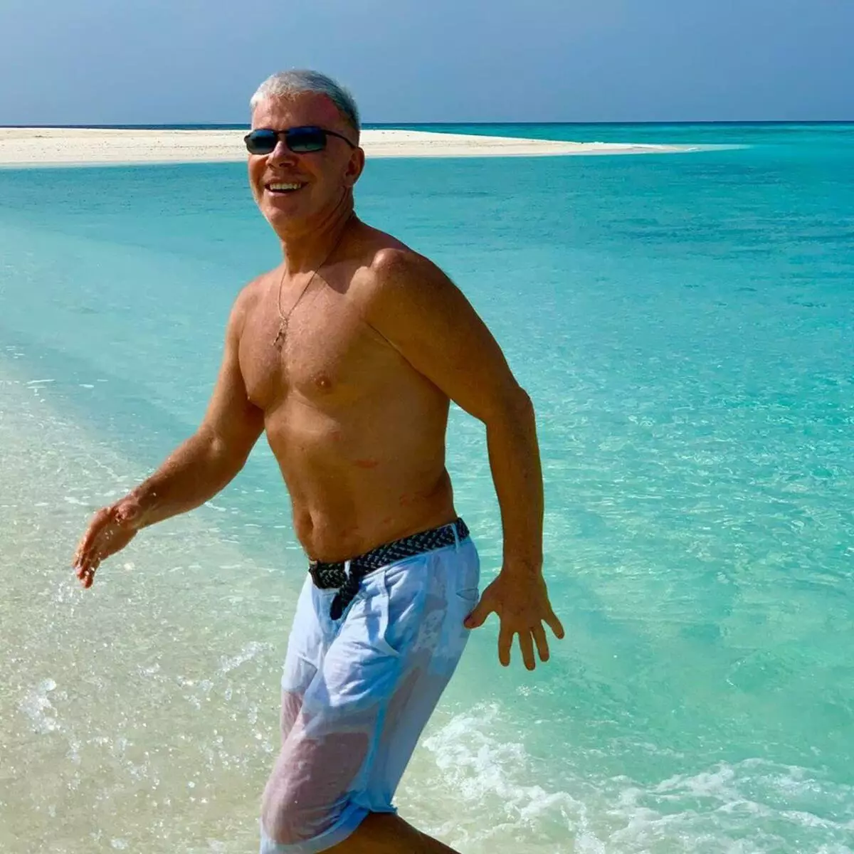 68歳のオレグ・ガズマンフ島の波の中で幸せなスプラッシュし、それを宣言する