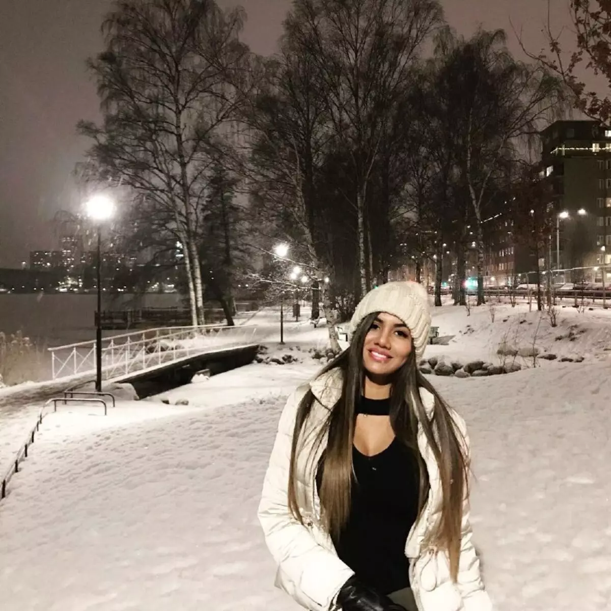 Bahkan di salju Swedia, gadis itu tidak terburu-buru untuk menutupi dengan garis leher.