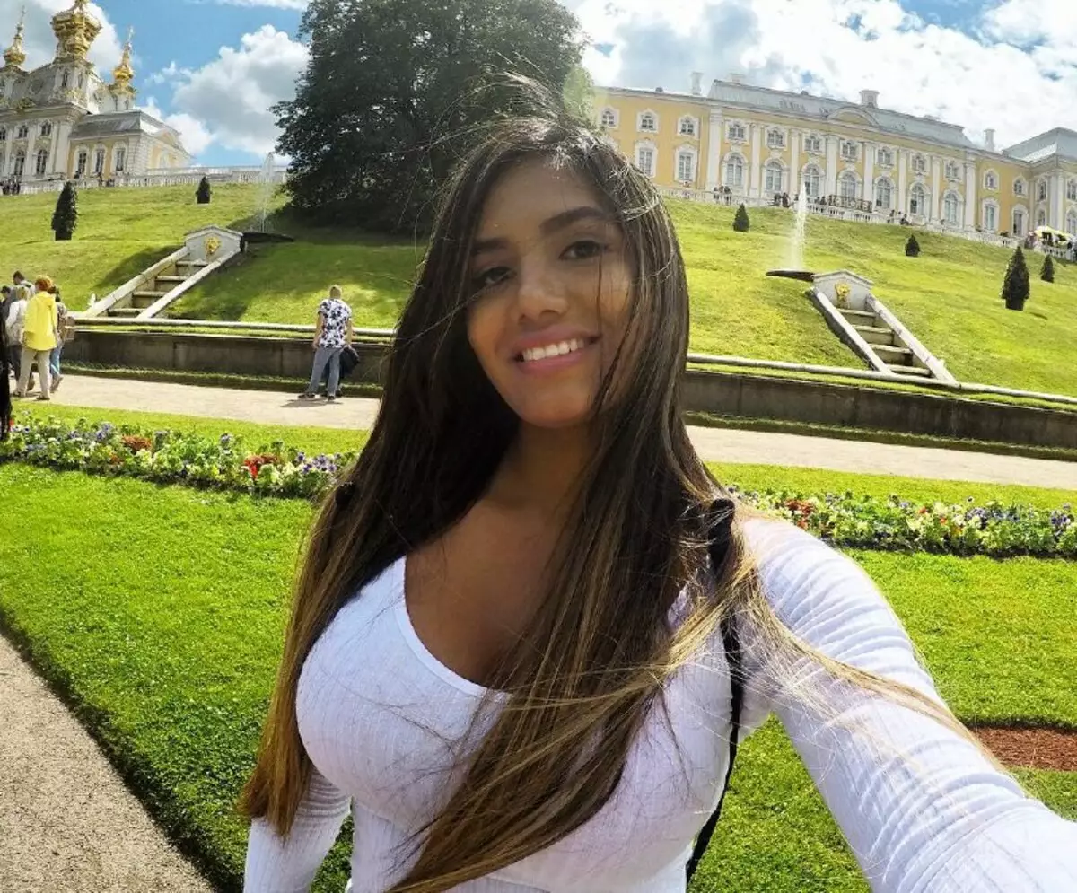 Selfie latino-americano contra o fundo do Peterhof russo.