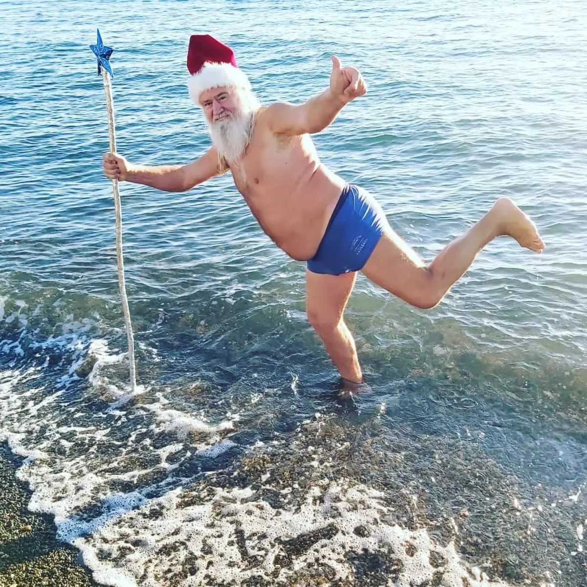 이 산타 클로스는 날씨에 관계없이 바다로 거의 매일 매일 목욕합니다.