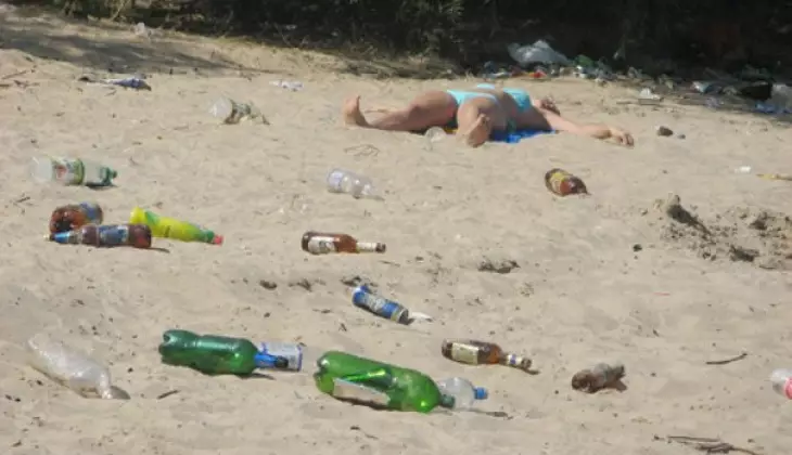 På stranden roligt genopladning og flasker, og folk ...