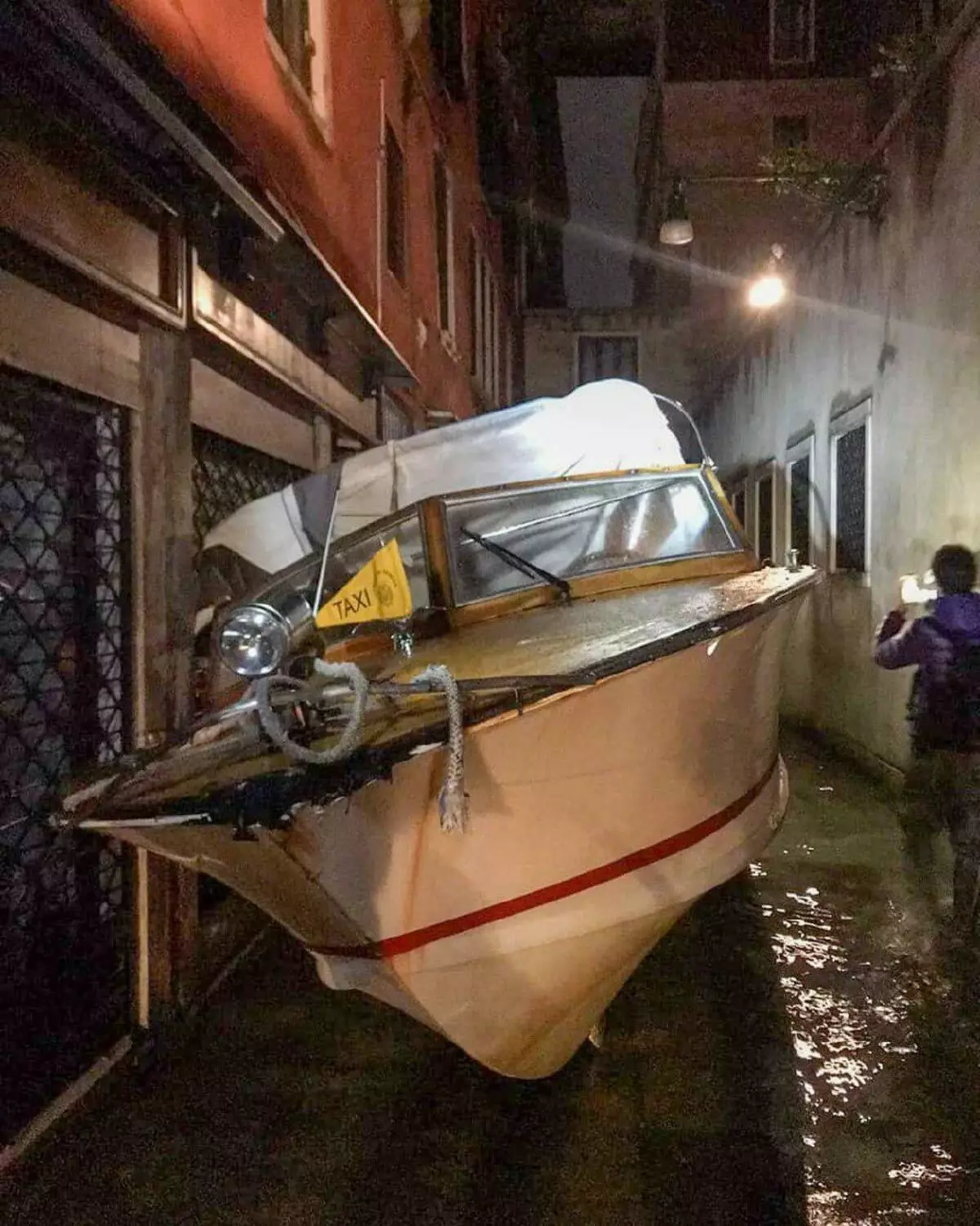 Au fost alocate 20 de milioane de euro pentru restaurarea orașului, iar modul de urgență a fost introdus în Veneția însăși.