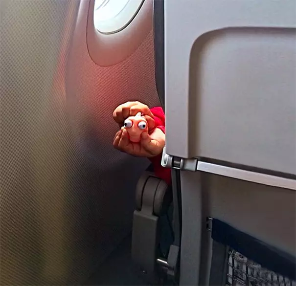 如果一個躁動的孩子在你自己的航班飛行，請務必坐在鄰近旁邊。