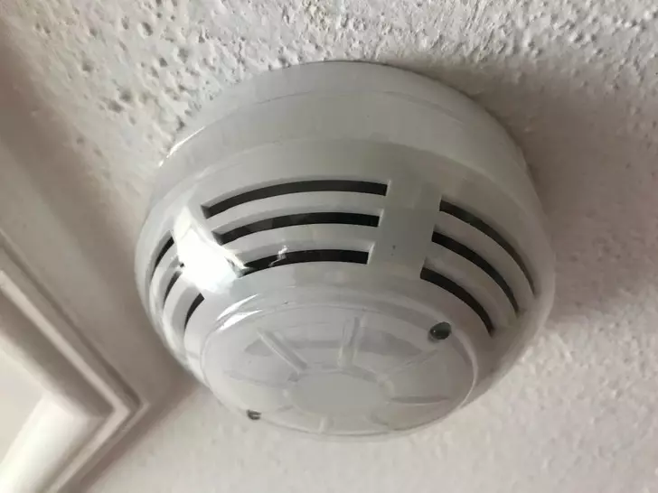 Sensor d'alarma contra incendis: una pel·lícula protectora, aparentment, de manera que el refredador no danya el dispositiu, en cas contrari no ho troben.