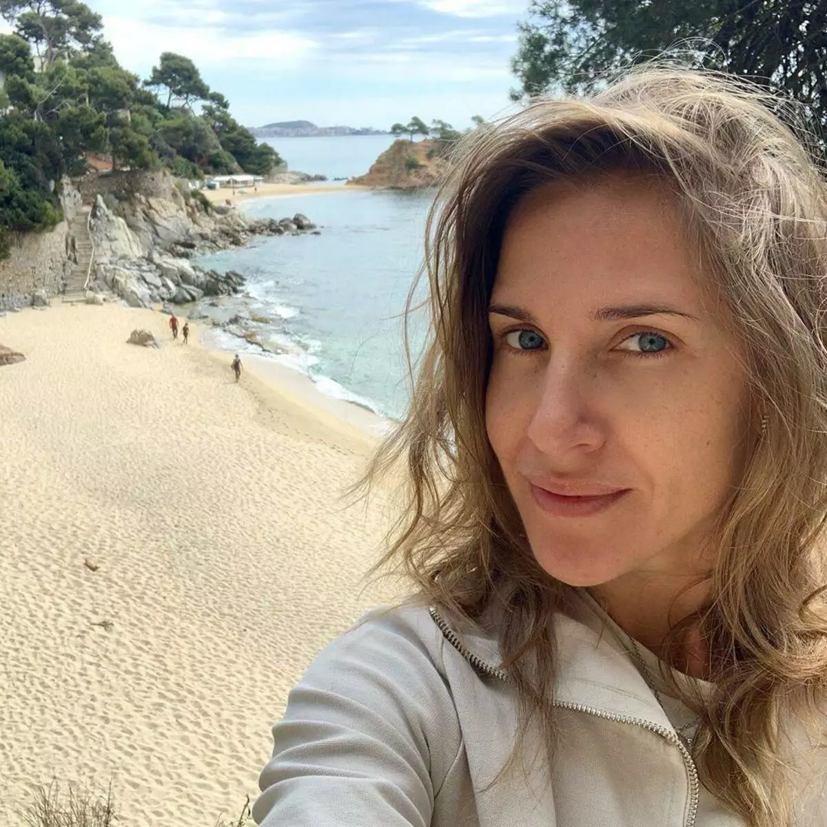 خواننده جولیا Kovalchuk با خانواده اش بر روی ساحل اسپانیایی استراحت می کند.