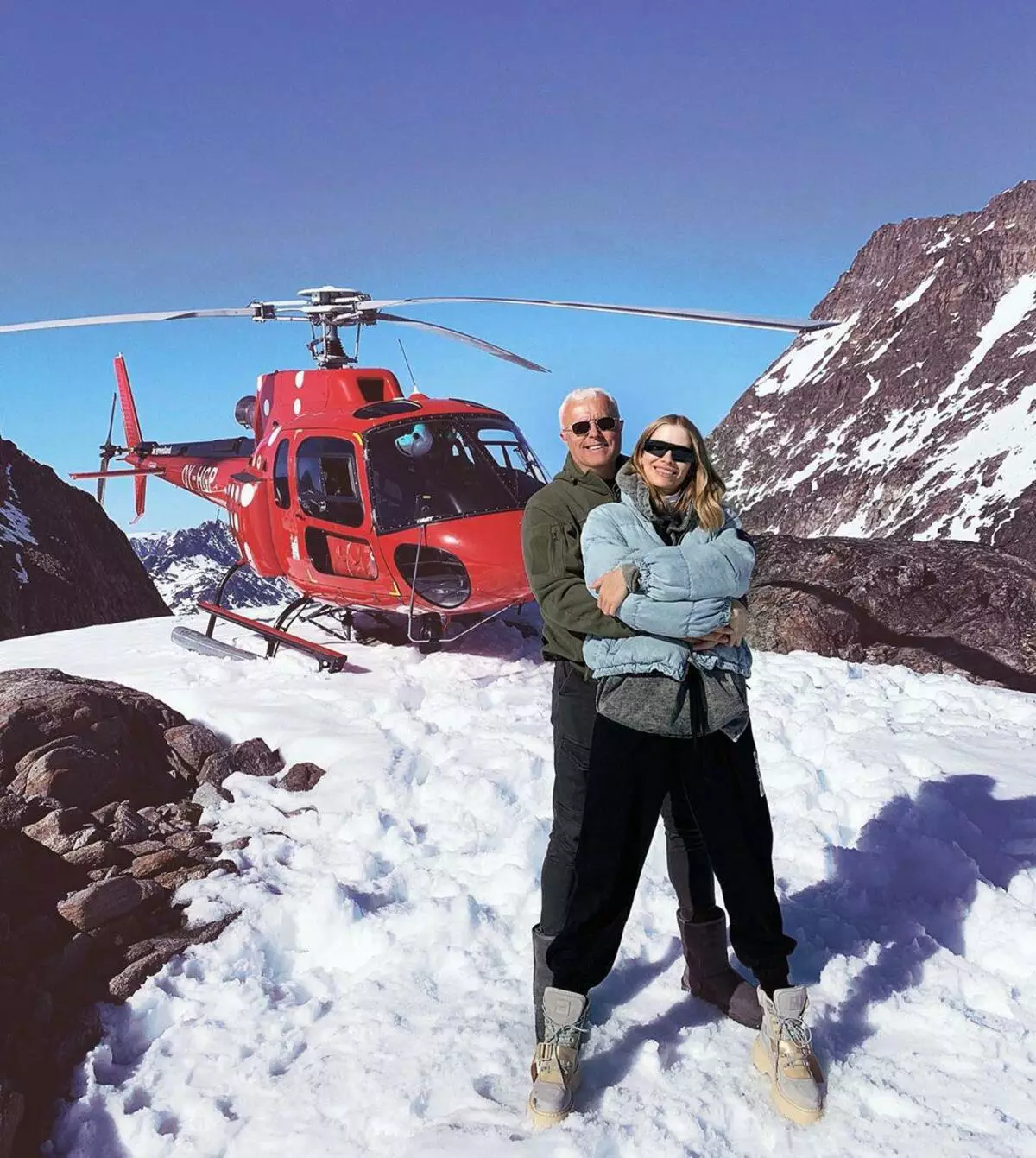 Modelo Lena Permnova y su esposo descansando en la nieve de Groenlandia.