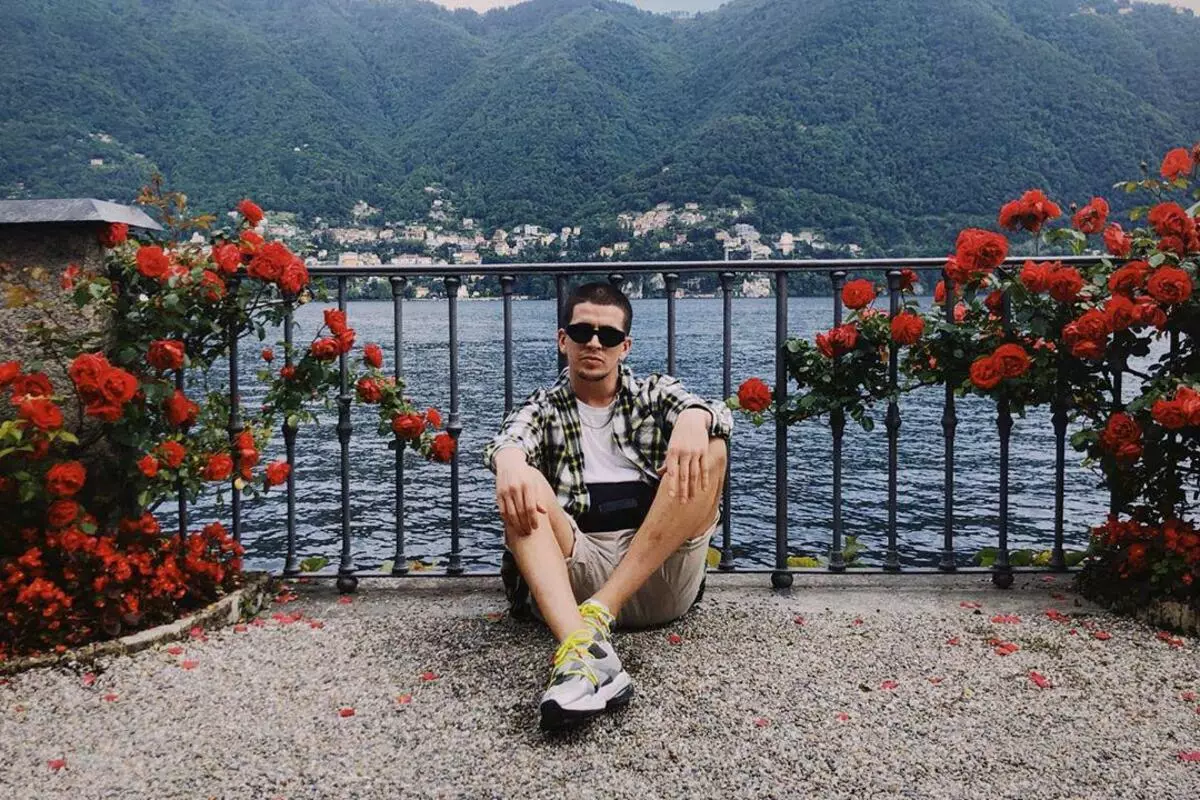 A cantante Feduk goza dunha vista do lago Como (Italia).