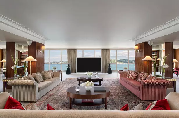 Hôtel Président Wilson, Genève, Suisse - Penthouse royal, 65 000 $. Suite au dernier étage de l'hôtel comprend 12 chambres avec une superficie totale de 1800 m². En plus de tous les charmes de l'hôtel de luxe, vous avez également votre propre ascenseur. Et la vue de la fenêtre vous ravira avec les Alpes suisses.