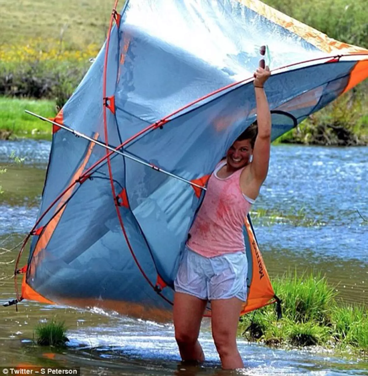The girl had to catch the tent, which was taken by the wind.