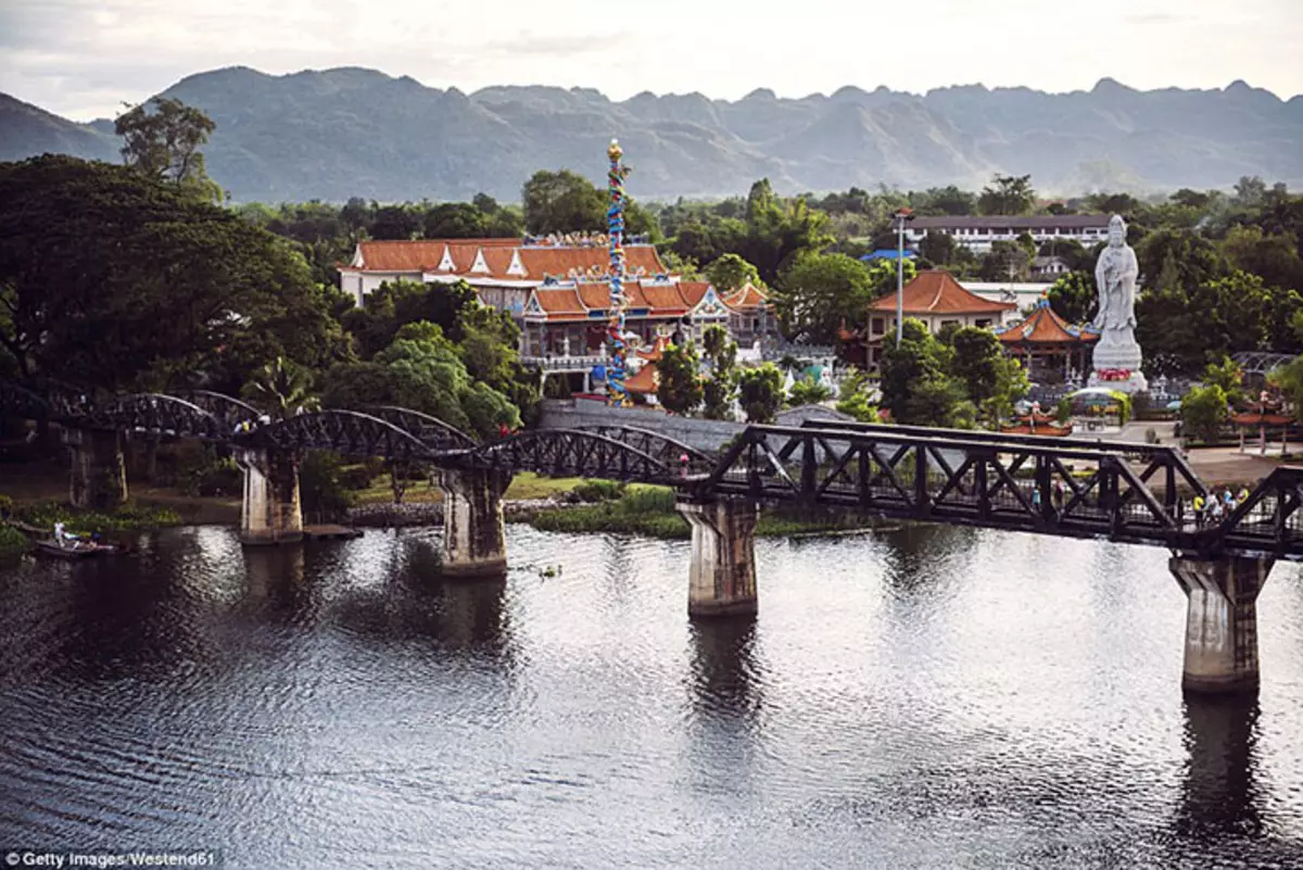 Bro over Kwai-floden, Thailand. Gennem den virkelige flod har Kuva ingen bro, derfor er en del af Mae Clonong-floden blevet omdøbt til Khwei, så alt var som i romanen.