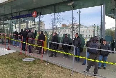 Decenas de personas alineadas en la oficina de Turkish Airlines en Moscú