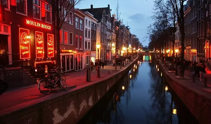 Pandemia "Cerrado" cuarto de luces vermellas en Amsterdam