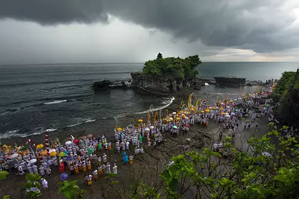 バリ島ではアルコールの禁止の導入について話し合います