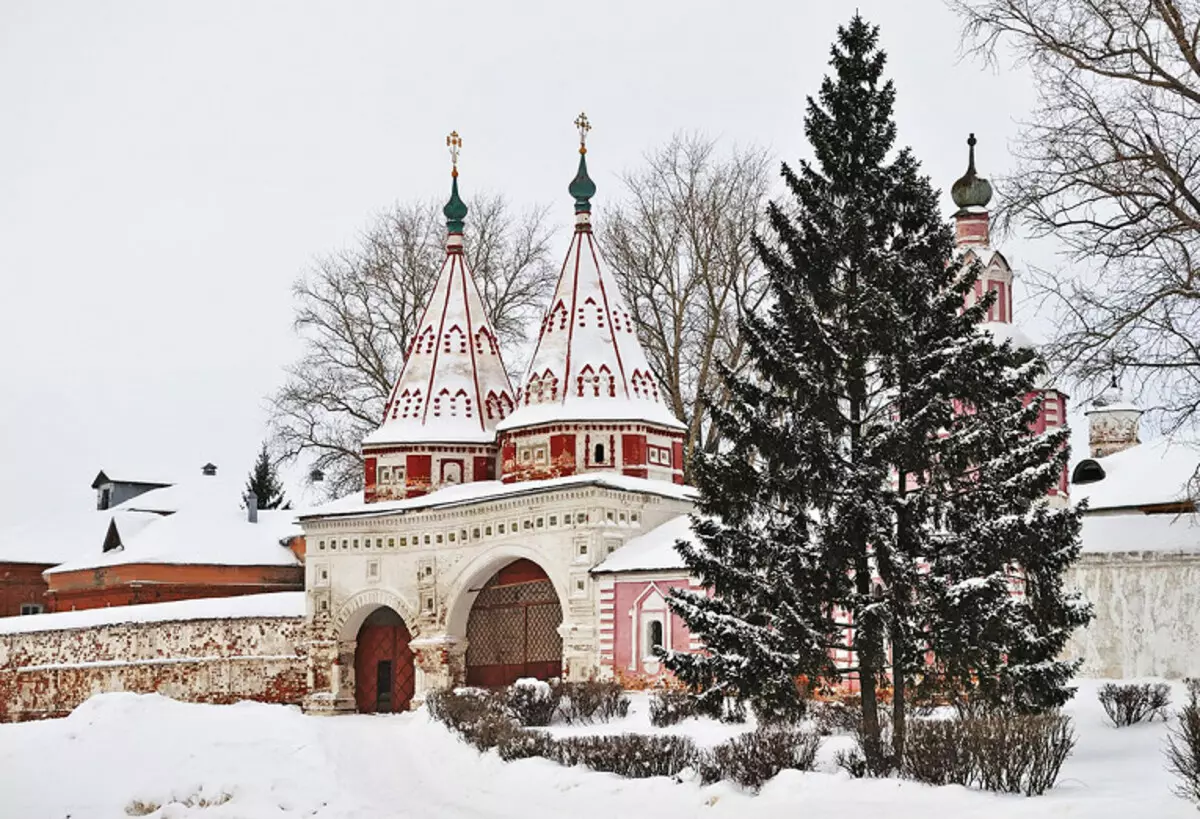 Ọnụ ụzọ ebe obibi ndị Mọnk Risapaaen, ebe obibi ndị mọnk, Suzdal, Russia, Europe