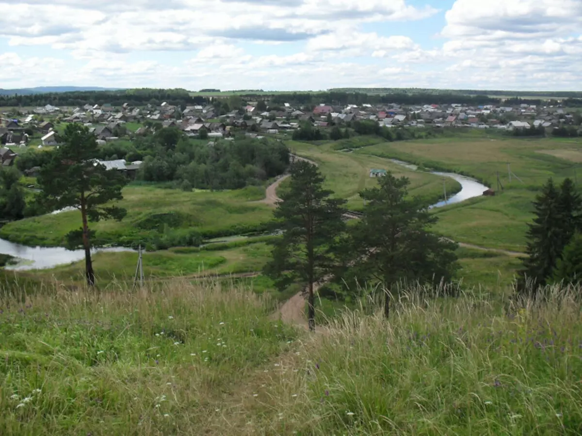 Região de Perm, Yanychi. Panorama no campo com alma terapêutica