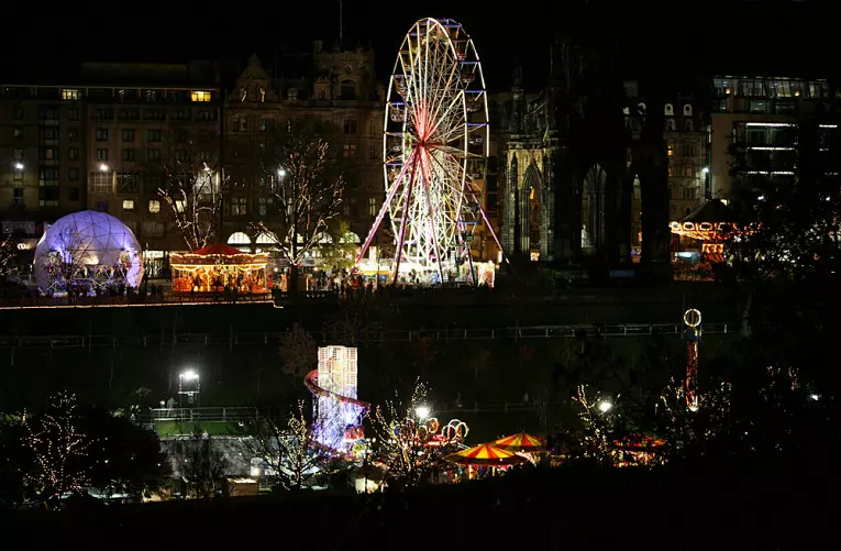 Edinburgh, Skotlanti, Yhdistynyt kuningaskunta, jossa he juhlivat uutta vuotta kadulla