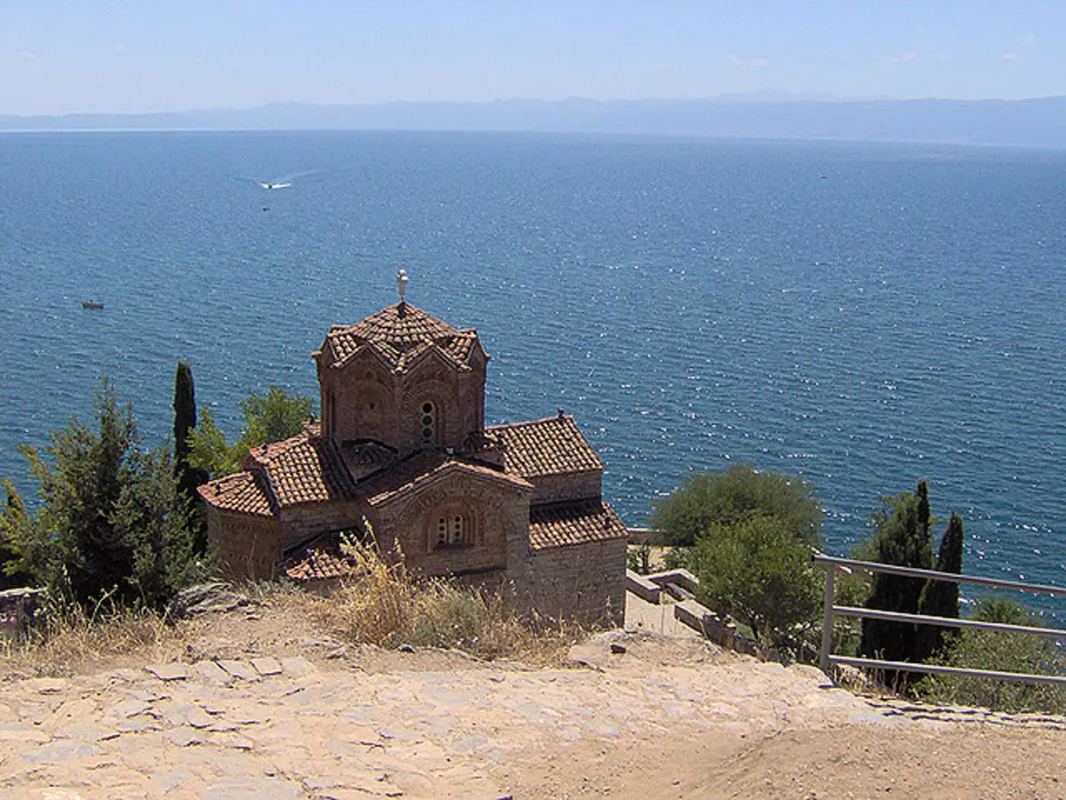 کلیسای سنت جان متکلمان در Kaneo، Ohrid، مقدونیه، اروپا