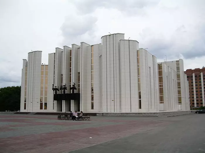 Philharmonis Kusik, Kembang, Rusia, Éropa