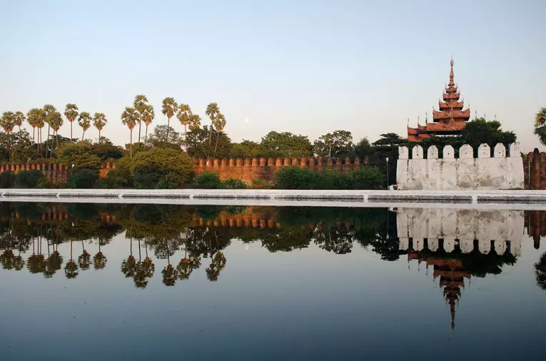 Mandalay, Myanmar, Azi