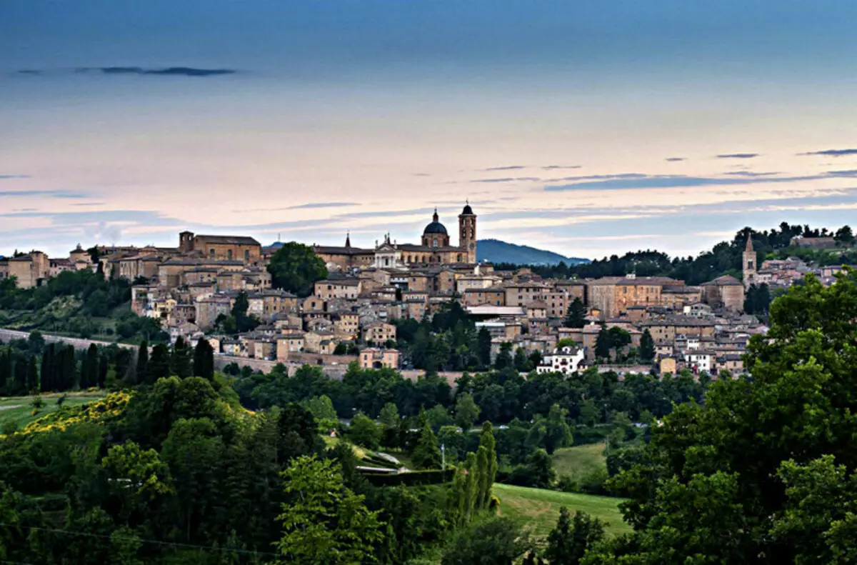 Ferioj en Urbino: Urbino-Gvidilo - Vojaĝado