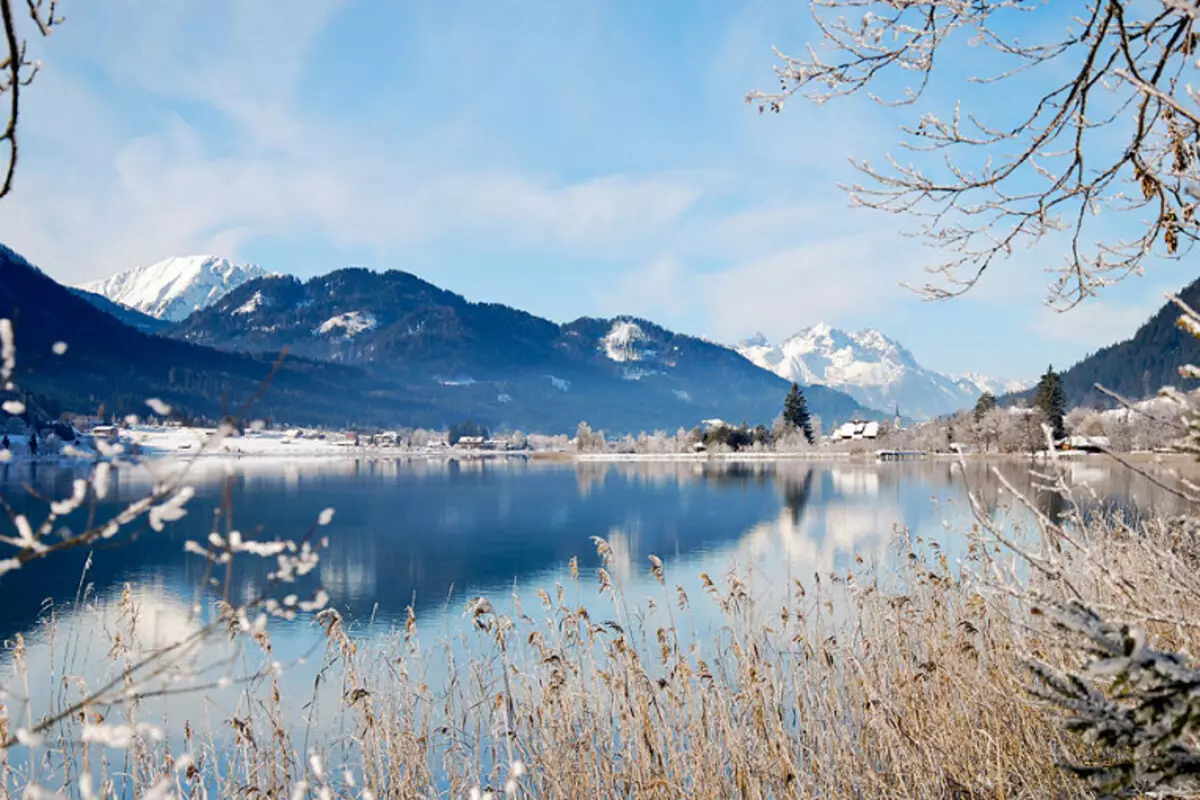 Lago de montanha nos Alpes, Áustria, Europa