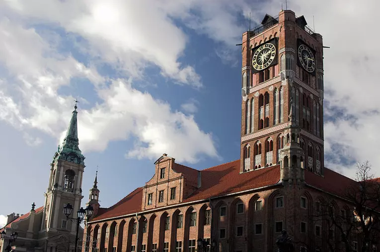 Torre da Câmara Municipal, Torun, Polônia, Europa