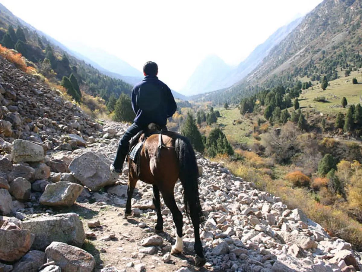 Kyrgyzstan, Aazje