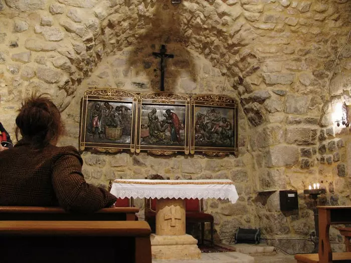 Chapel sa St. Apostol Anania, Damasco, Syria, Tunga nga Sidlakan