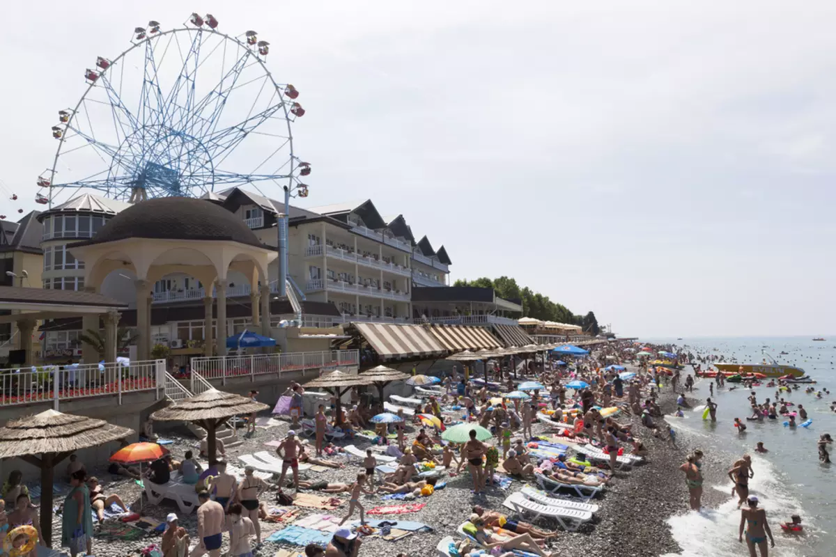 En Sochi, se les ofreció a terminar de turistas caminando en trajes de baño.