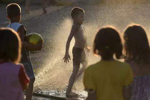 「ユナイテッドロシア」では、子供の休息のための仕事のメカニズムについて語った